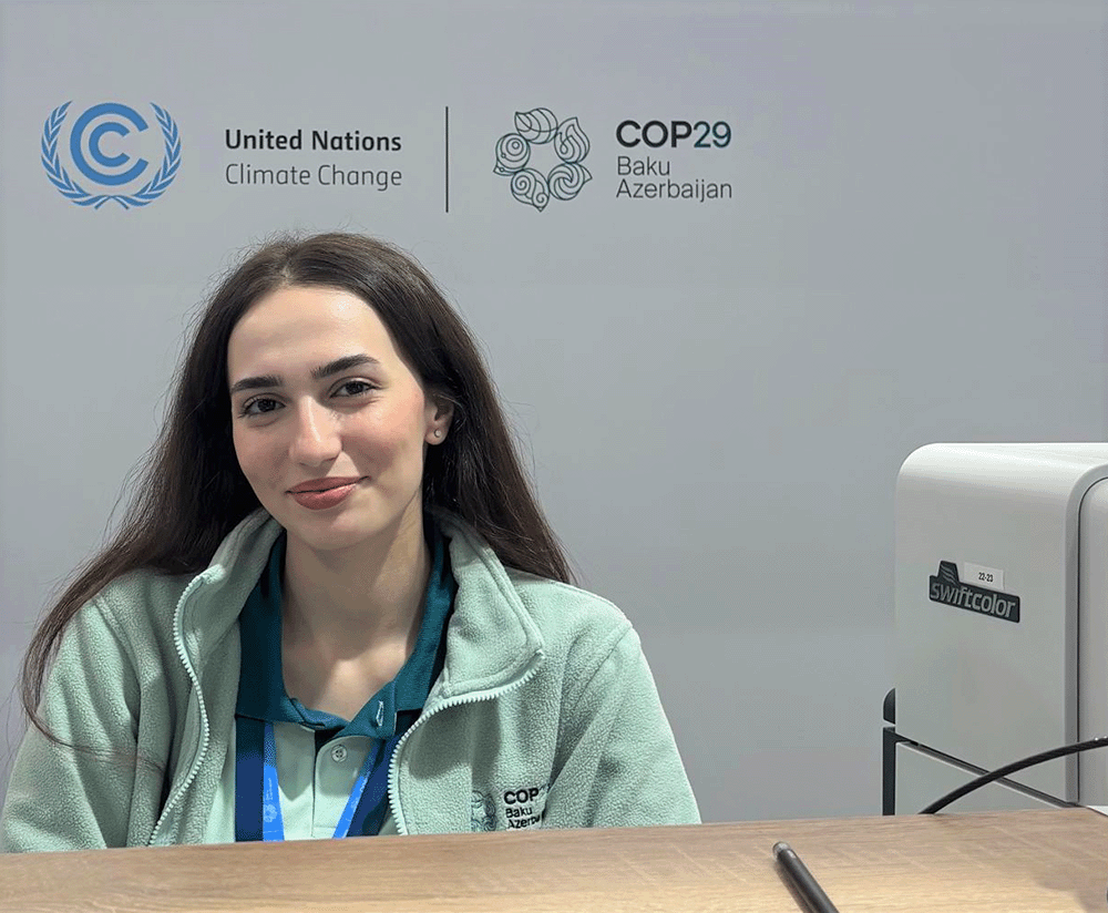 COP29の受付に採用、兼松ブランド「SwiftColor」の日本製インクジェットカードプリンター